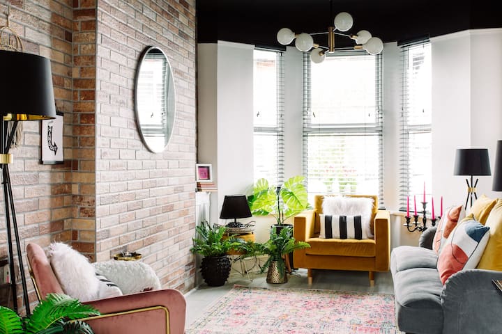Stylish Victorian Townhouse On Popular Ormeau Road - Belfast