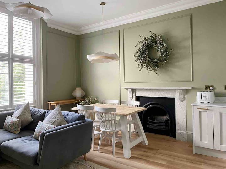 Railway House (Gated Parking) - Platform 5 - York