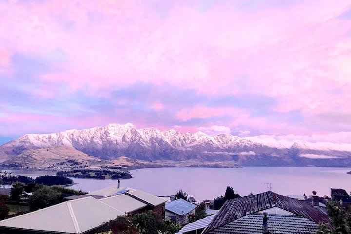 Stunning Lake/mountain Views. Close To Town Centre - Queenstown