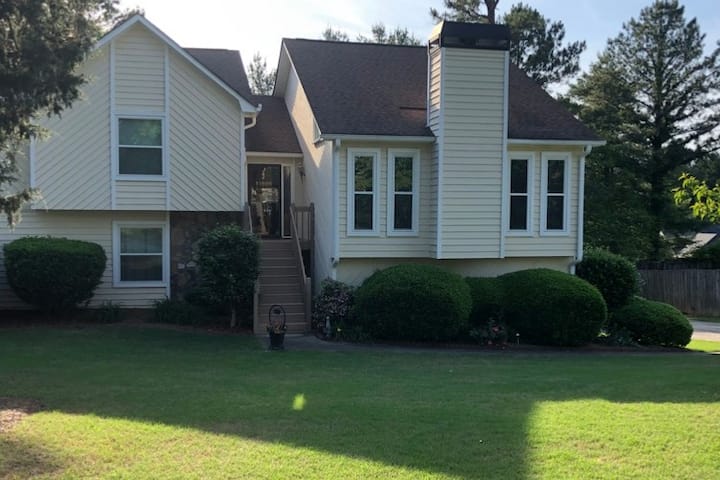 Beautiful Home With Room To Live - Snellville, GA