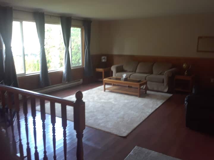Spacious Top Floor Of House. - Kelowna
