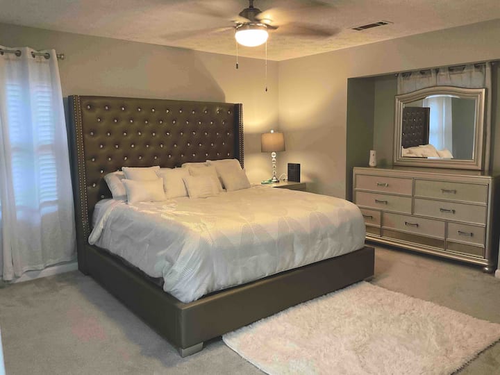 King Size Bed Master Suite W/ Renovated Interior - Suwanee, GA
