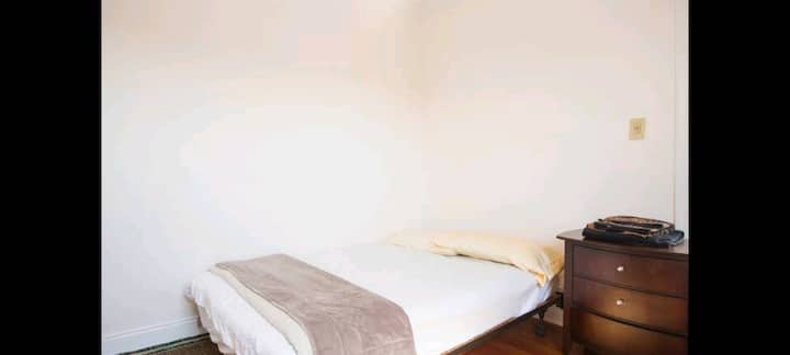 Larger Bedroom Bushwick Rental. Cozy, Convenient - Manhattan, NY
