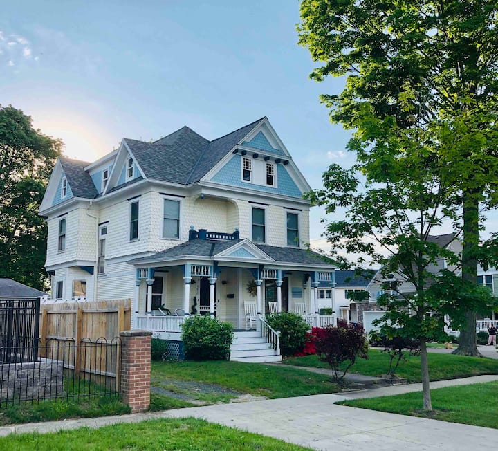 Perfect Location- Quick Walks To Town & Beach - South Haven, MI