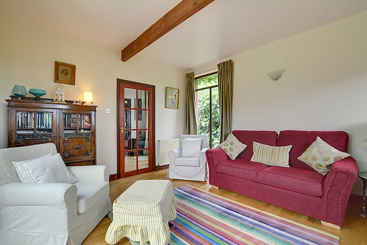The Coach House Spacious & With Own Walled Garden - Kent