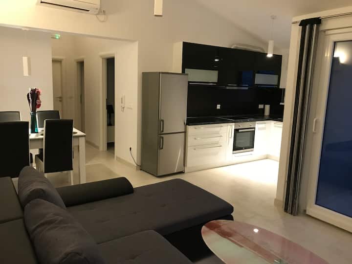 Comfortable Fresh Apartment With Sea View And Pool - Okrug Gornji