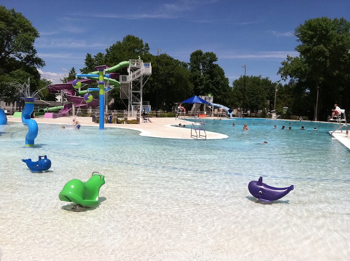 Family Friendly, 5 Large Rooms, Pool Table: 9 Beds - Green Bay