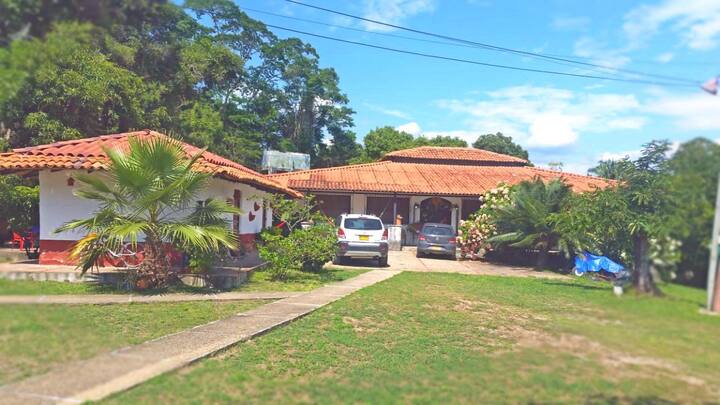 Hermosa Casa Campestre A 5km Del Carmen De Apicala - Carmen de Apicalá