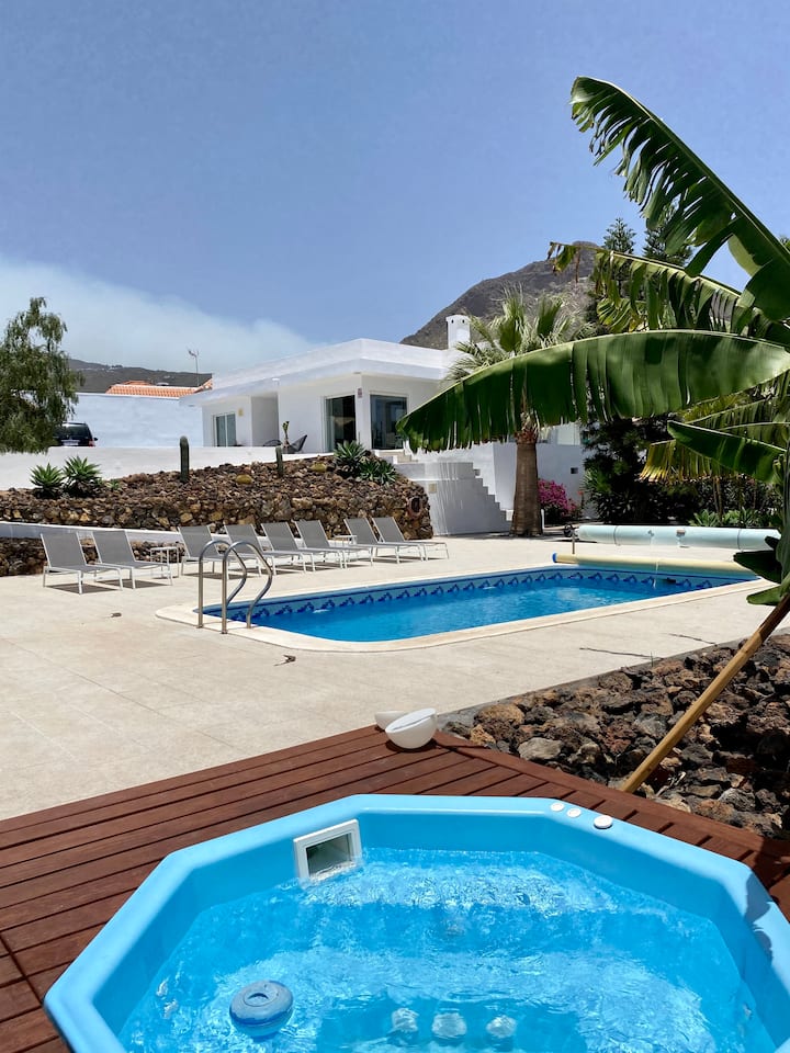 Splendid Villa With Vast Garden, Pool & Jaccuzzi - Teneriffa