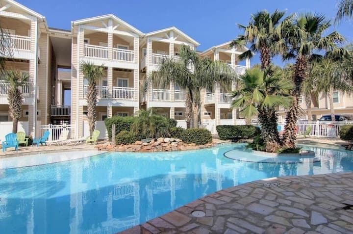 Spacious Island Townhouse With A Perfect Location! - North Padre Island, TX