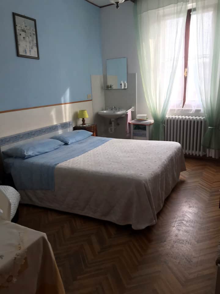Camera Gialla Siamo Nel Cuore Di Assisi - Assisi