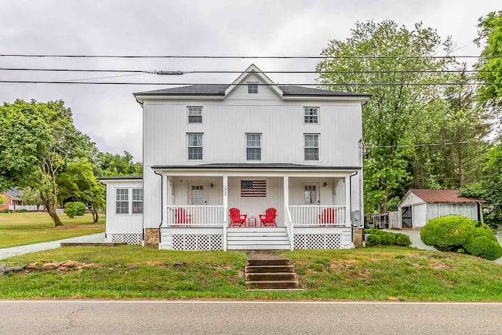 Six Bed Four Bath 1870 Farmhouse - Havre de Grace, MD