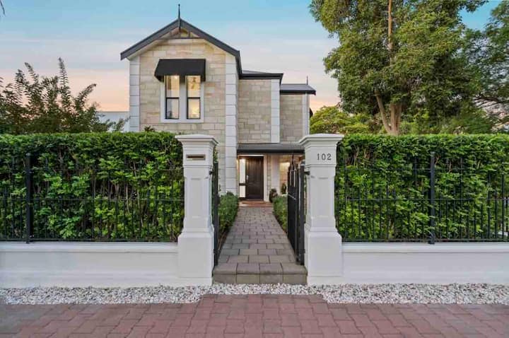 Sandstone Villa In City Fringe Location - 애들레이드