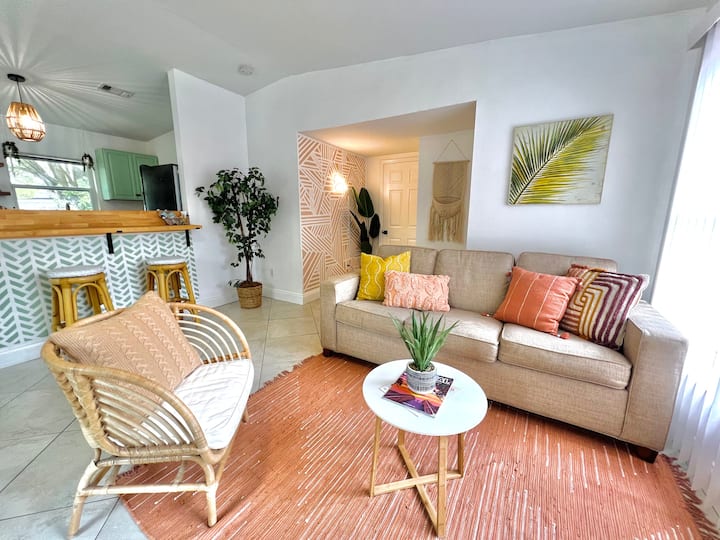 10 Mins To Beach! King Bed! Full Kitchen! W/d - Clearwater, FL