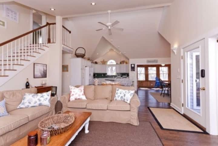 Family Fun Shelter Island House Near Sunset Beach - Greenport, NY