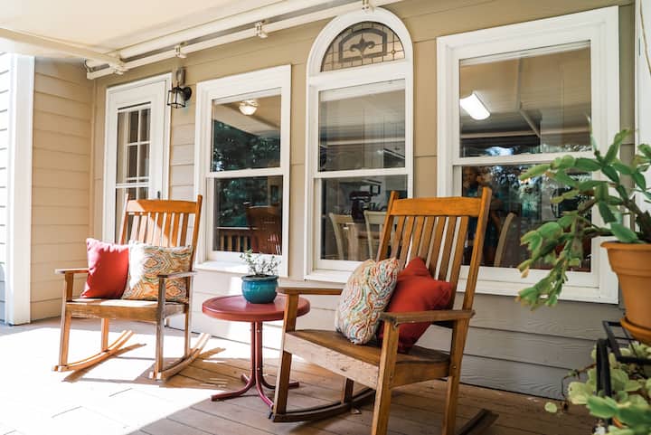 Home Away From Home *Rocking Chair Porch*fire Pit* - Athens, GA