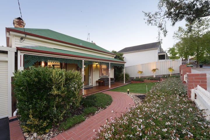 Comfy, 5 Bedroom, 3 Bathroom Period Home In The Centre Of Town With Ev Charger. - Bendigo
