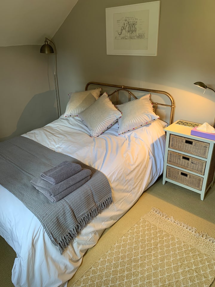 Quaint Double Bedroom With Private Bathroom - Newmarket