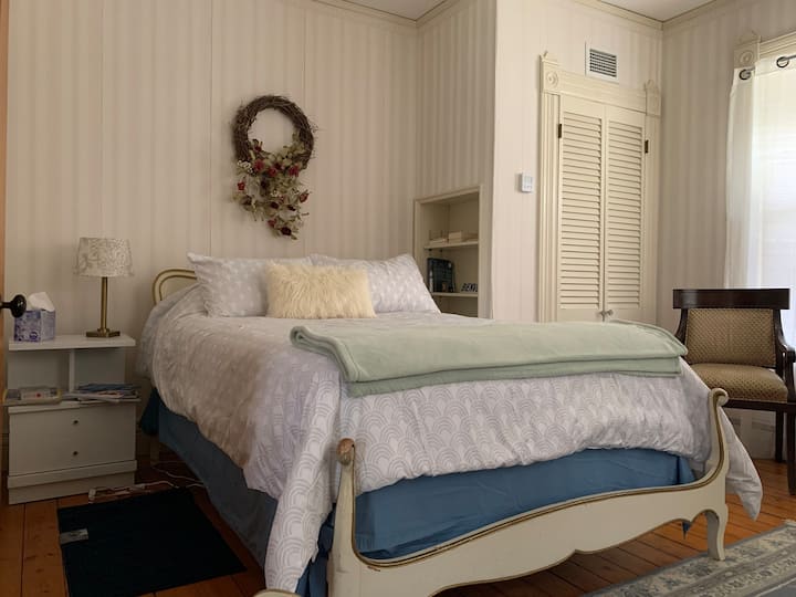'Amelia Bloomer' Room In Historic Victorian Home - Homer, NY