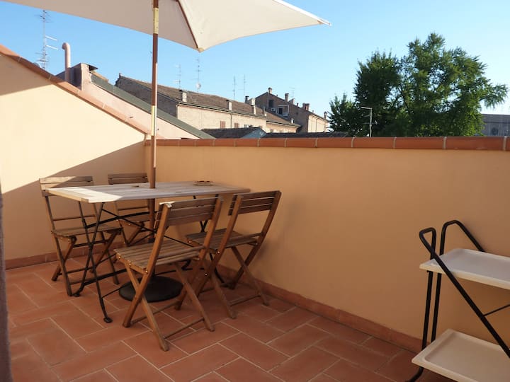 Luminoso Appartamento Con Terrazzo In Centro - Ferrara