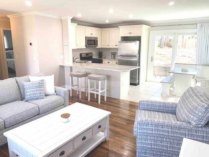 Minutes To Beach, Beach Pass Included - Barnstable, MA
