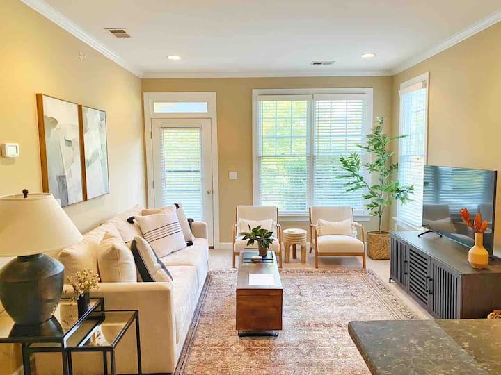 Light And Airy, Newly Furnished, Prime Location! - Chapel Hill, NC