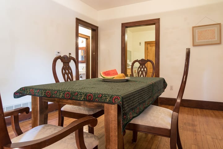 Hubbard Farms Guest House-south Room - Detroit, MI
