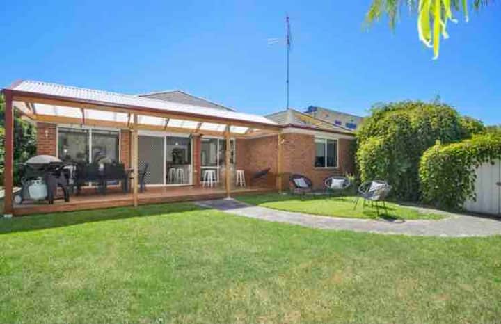 "Gumnut Mews" Bright & Cheerful 4brm Family Home. - Geelong