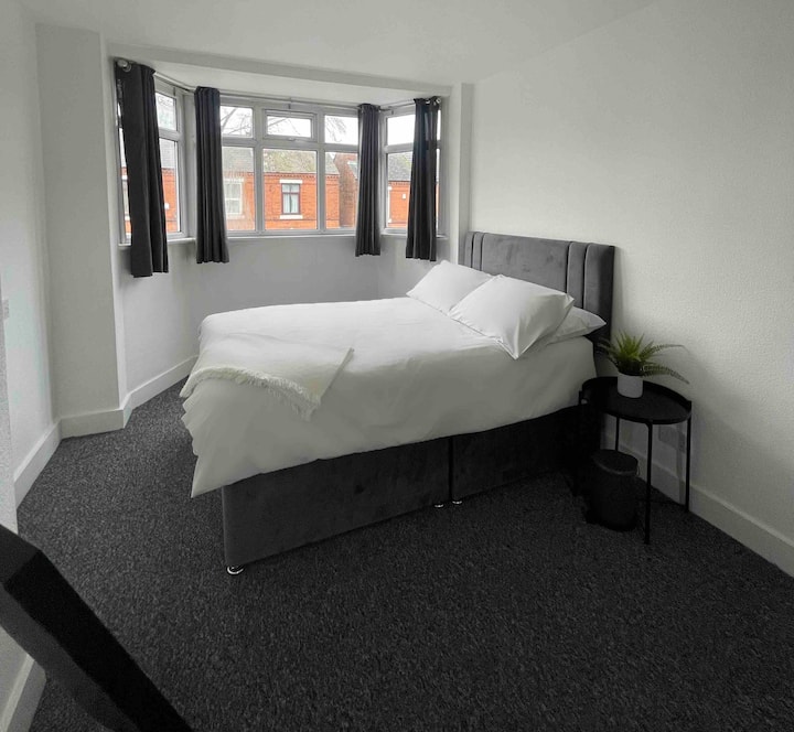 Lovely 3 Bedroom Property With Extensive Parking - Sutton Coldfield