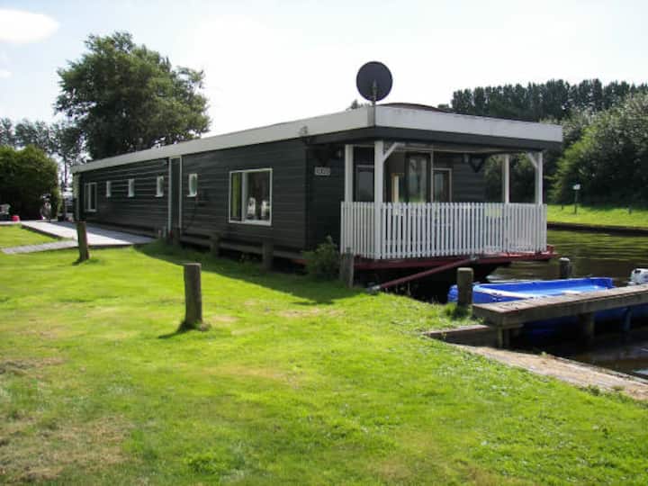 Woonboot Waterwoning Vakantiehuis In Friesland -