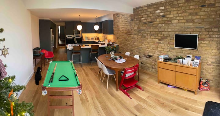 5 Bedroom Lovely Family Home In Tooting. - Croydon, UK