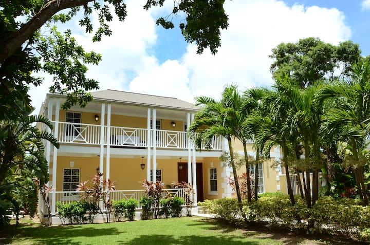 Large House W/ Private Pool + Easy Beach Access - Nasáu