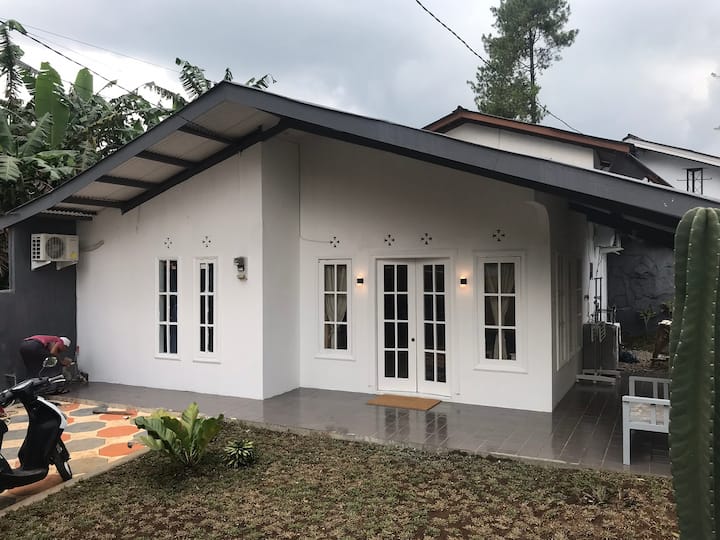 Unique House - Cisarua