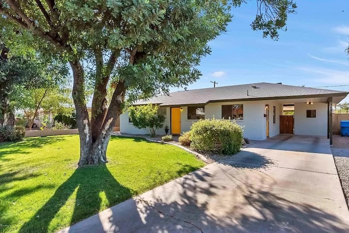 The Avalon- Spacious Yard Dog Friendly Biltmore - South Phoenix, AZ