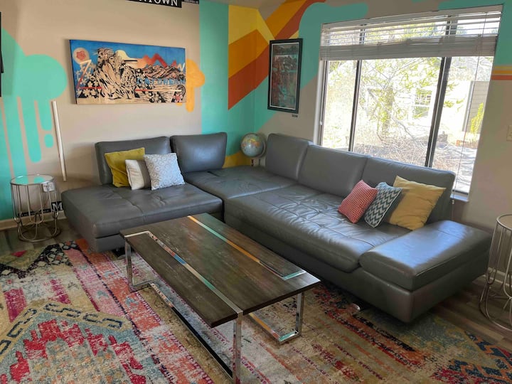 Huge Home In Midtown! Immersive Art Loft - Reno, NV