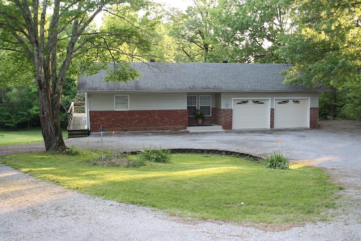 Natural Setting, Modern Comfort, For One To 12 - Carbondale, IL