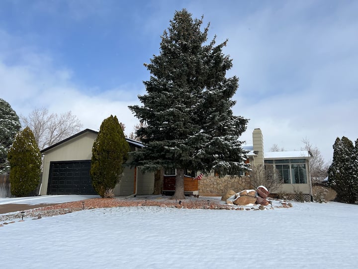 Mountain View Home 10 Min From Downtown W/ 5 Bdr - Colorado Springs, CO