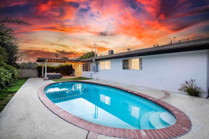 Spacious And Cozy Home With Pool In Woodland Hills - Hidden Hills, CA