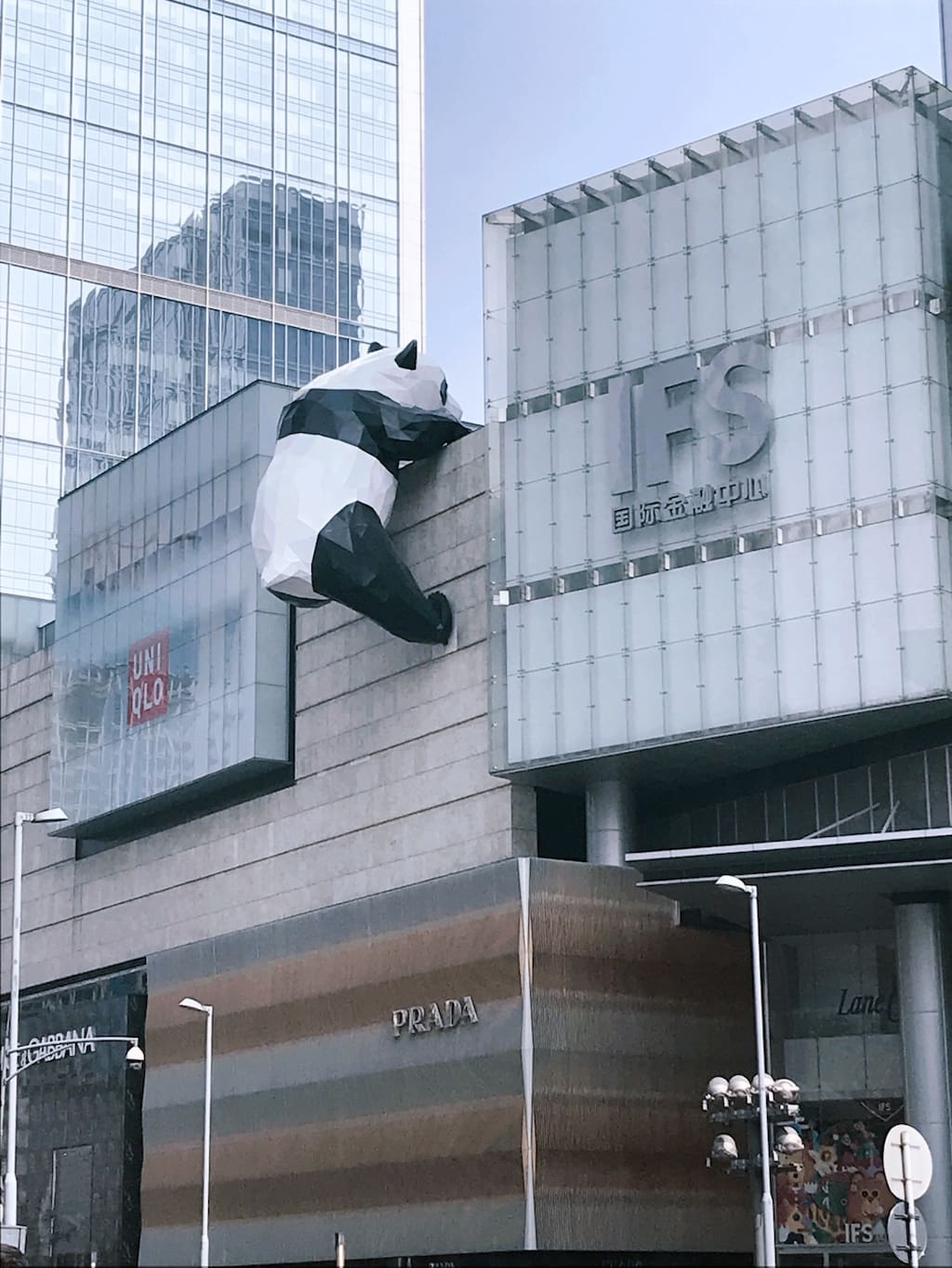 成都爬楼熊猫ifs,成都爬楼熊猫ifs介绍,成都趴着大熊猫的商场_大山谷图库