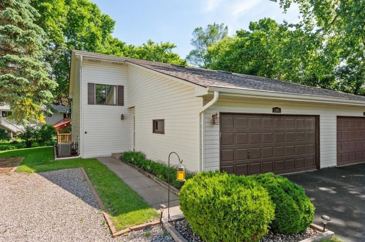 King Beds/safe Neighborhood/convenient/good Valu - White Bear Lake, MN