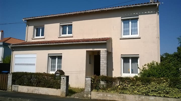 Grande Maison  Très Bien Située Calme Avec Jardin - La Rochelle