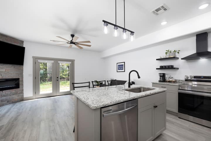 The Navigator At Laketown Estates *Hot Tub* - Stockton Lake, MO