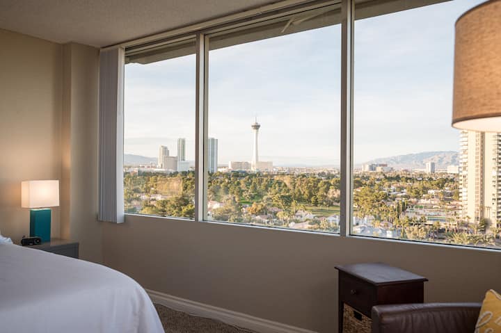 Bright 2bd/2ba-corner Apt. W/great View - Las Vegas Strip, NV
