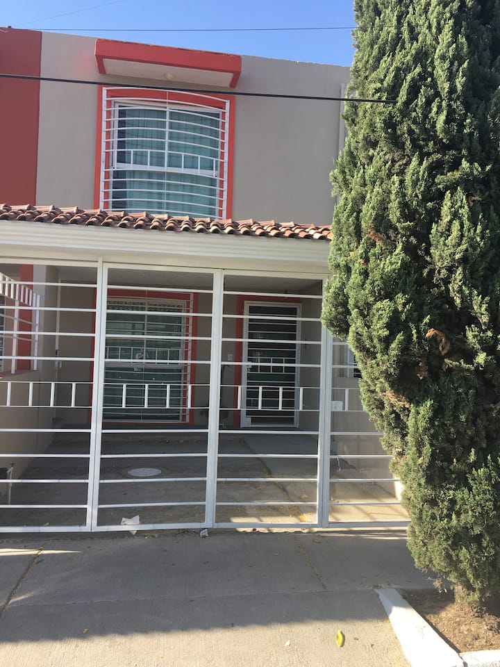 Casa 2 Pisos, Estacionamiento, Col. Atlas Gdl,mx - Guadalajara