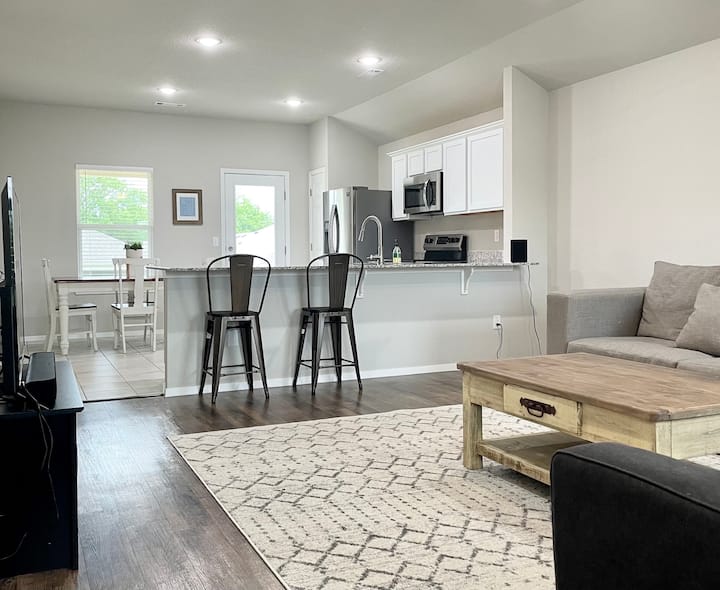 Cozy Fayetteville Home, Fantastic Location! - Fayetteville, AR