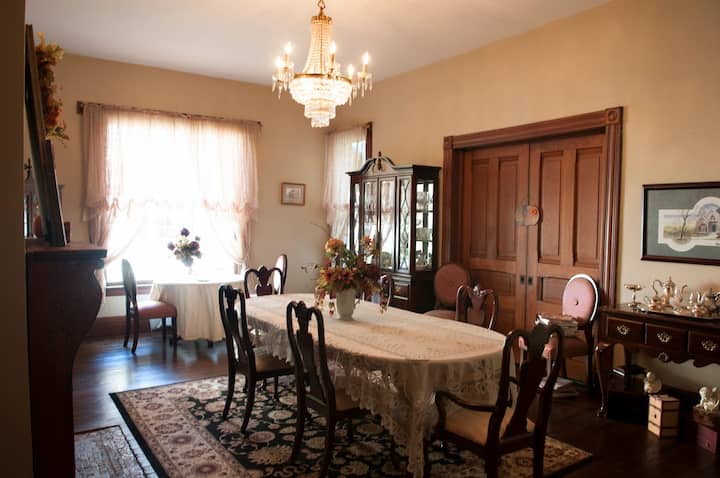Getaway Or Extended Stay In Our Vintage Mansion In The Historic District (Serenity) - Jacksonville, IL