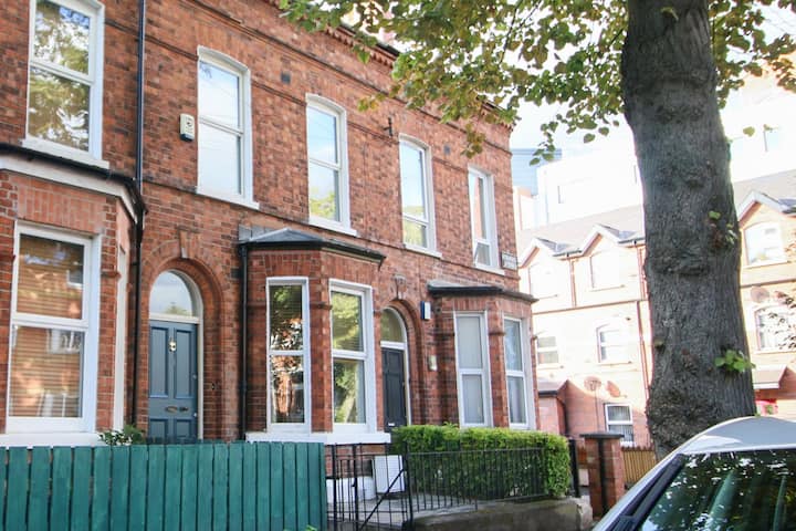 Spacious Victorian Townhouse In Popular
Location - Belfast