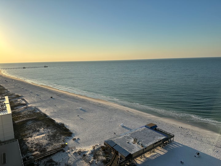 Beachfront Condo W/ Stunning Gulf Views & Balcony - Gulf Shores, AL