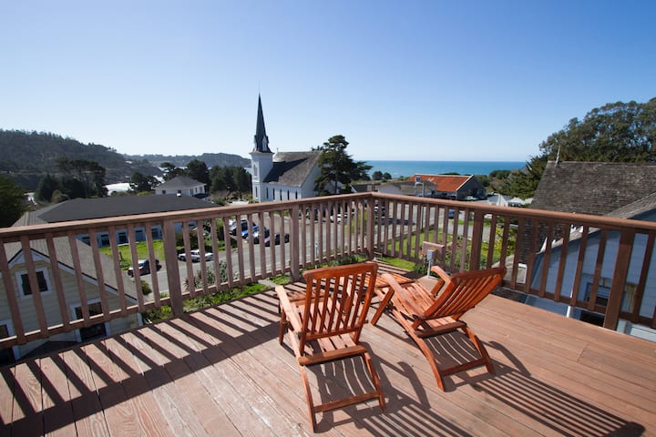 Redwood Tower - Dog Friendly - Mendocino, CA