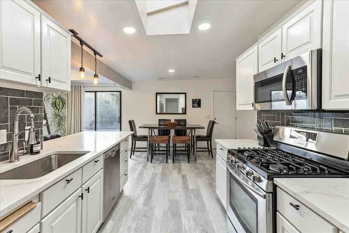 Heated Pool & Spa All Year With King Beds & Bar - West Valley City, UT